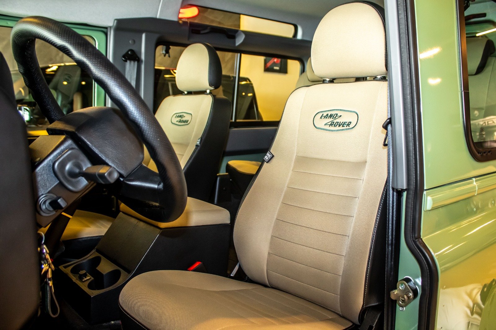 Land Rover Defender Heritage Edition 2016 – motodealsuae.com